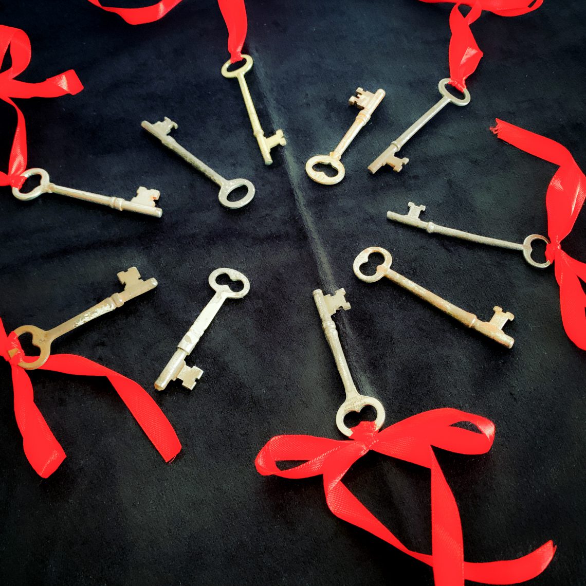 Vintage skeleton key with ribbon | STAR + SPLENDOR